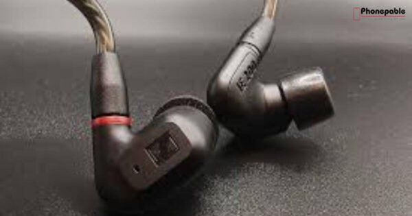 IEMs vs Headphones – Which One Is Right for You in 2025?